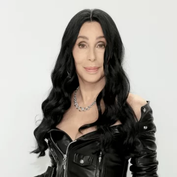 Toda una inspiración: Cher, a sus 77 años, presume de un vientre tonificado y envidiable | El Ocho